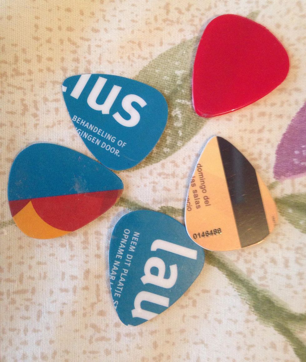 How to make your own guitar picks - B+C Guides