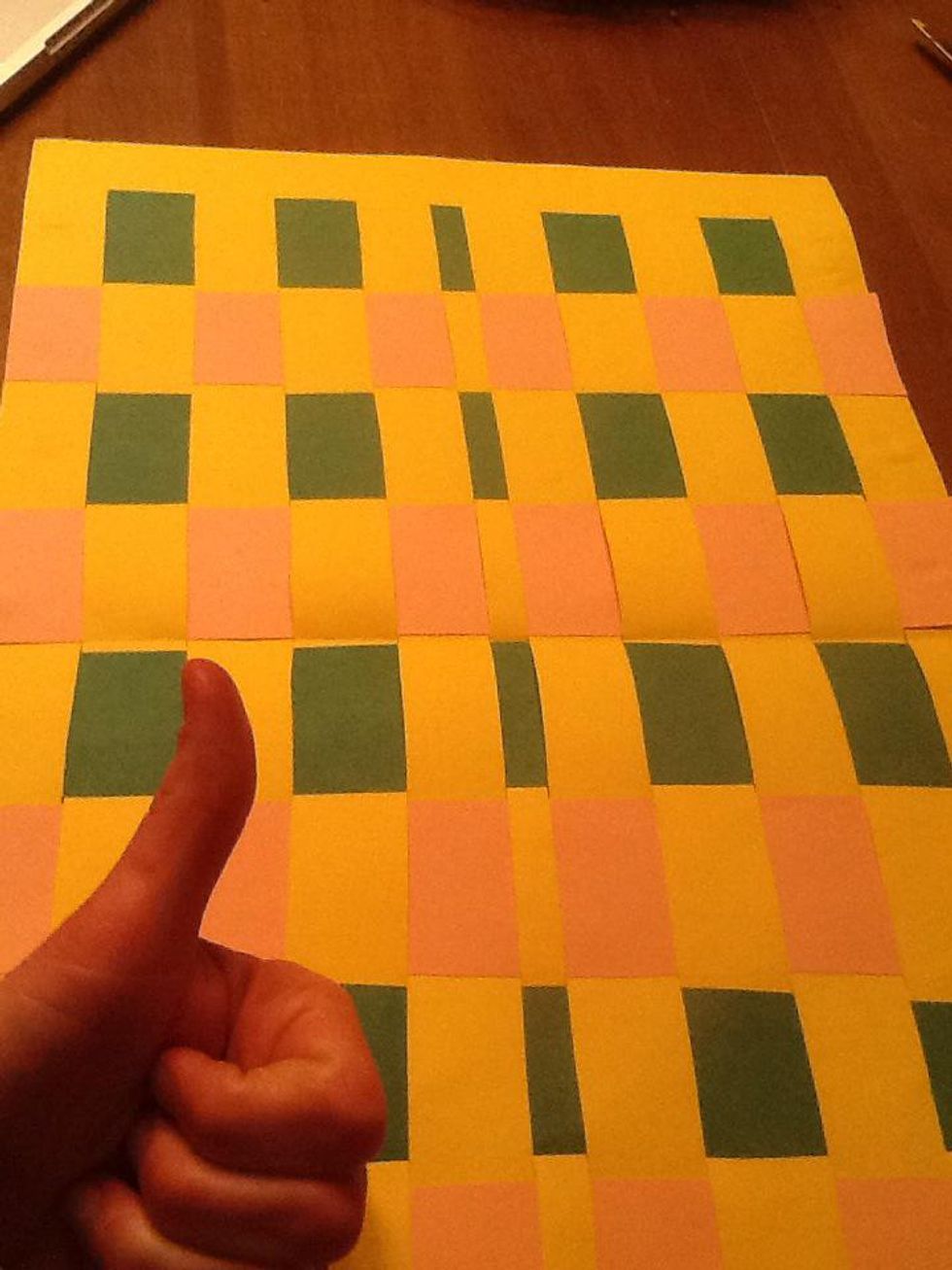 How to make a paper loom and weave paper strips - B+C Guides