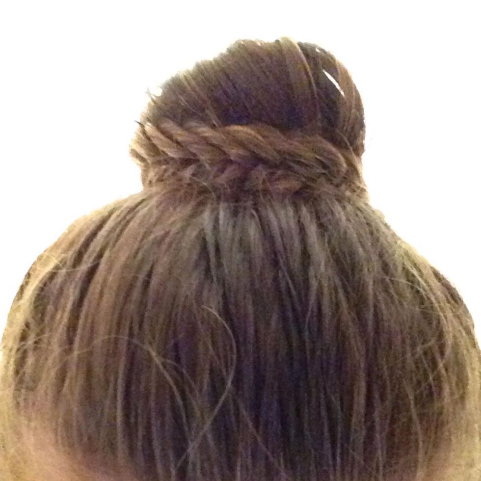 How to create a fishtail accent bun - B+C Guides
