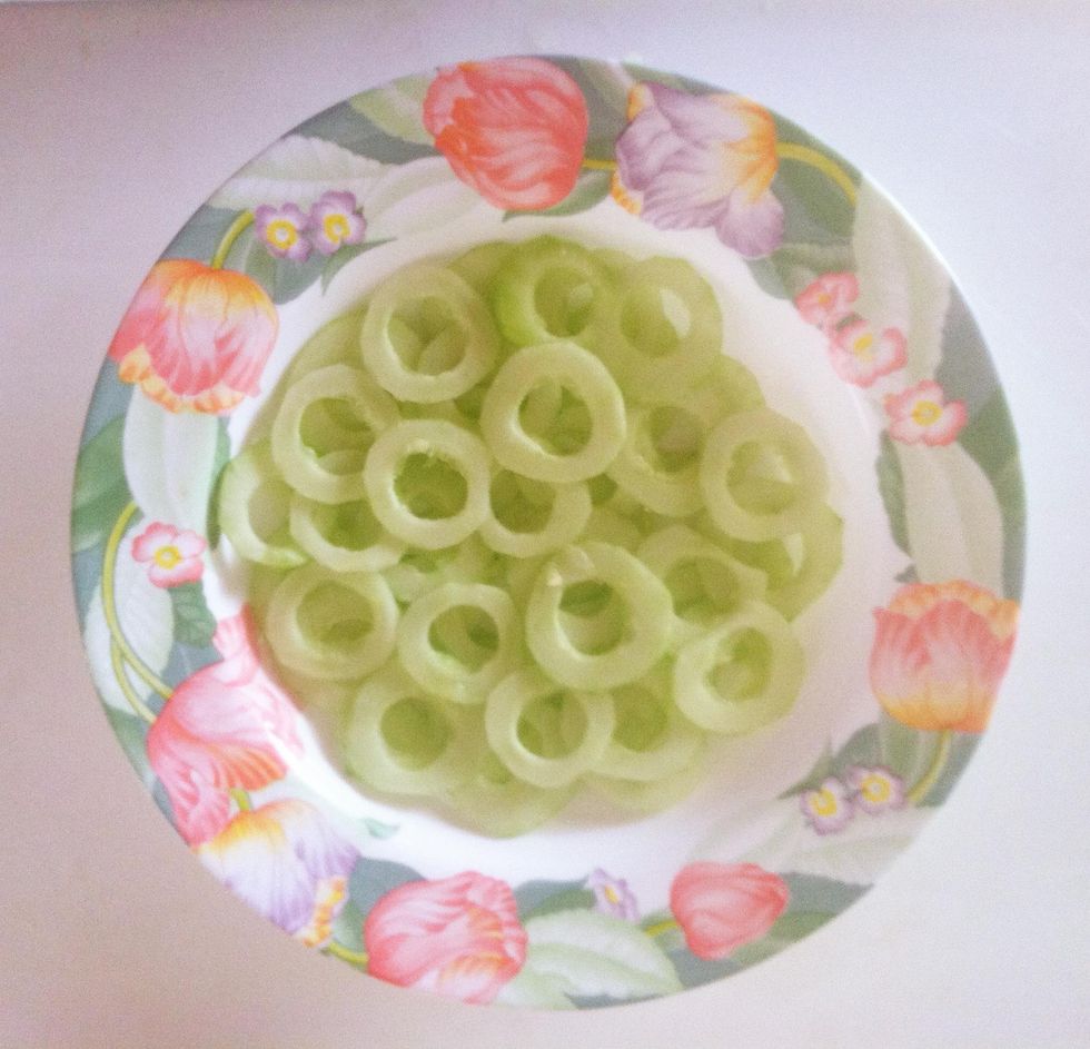How to make a cucumber ring salad - B+C Guides