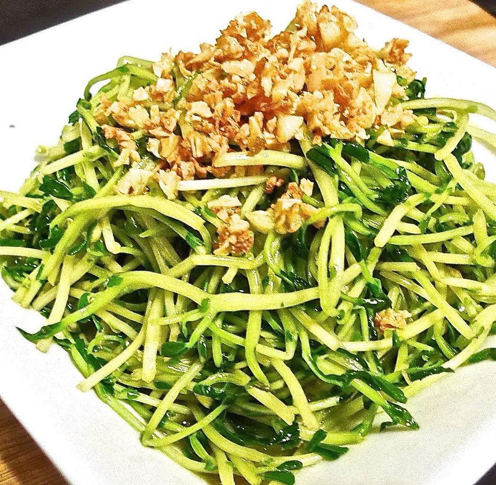 How to stir fry crispy sweet pea sprout ( tau miu ) - B+C Guides