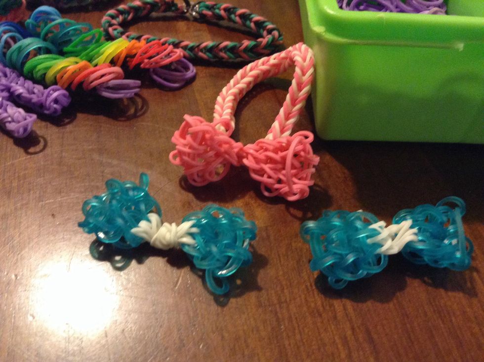 How to make a rainbow loom bow - B+C Guides