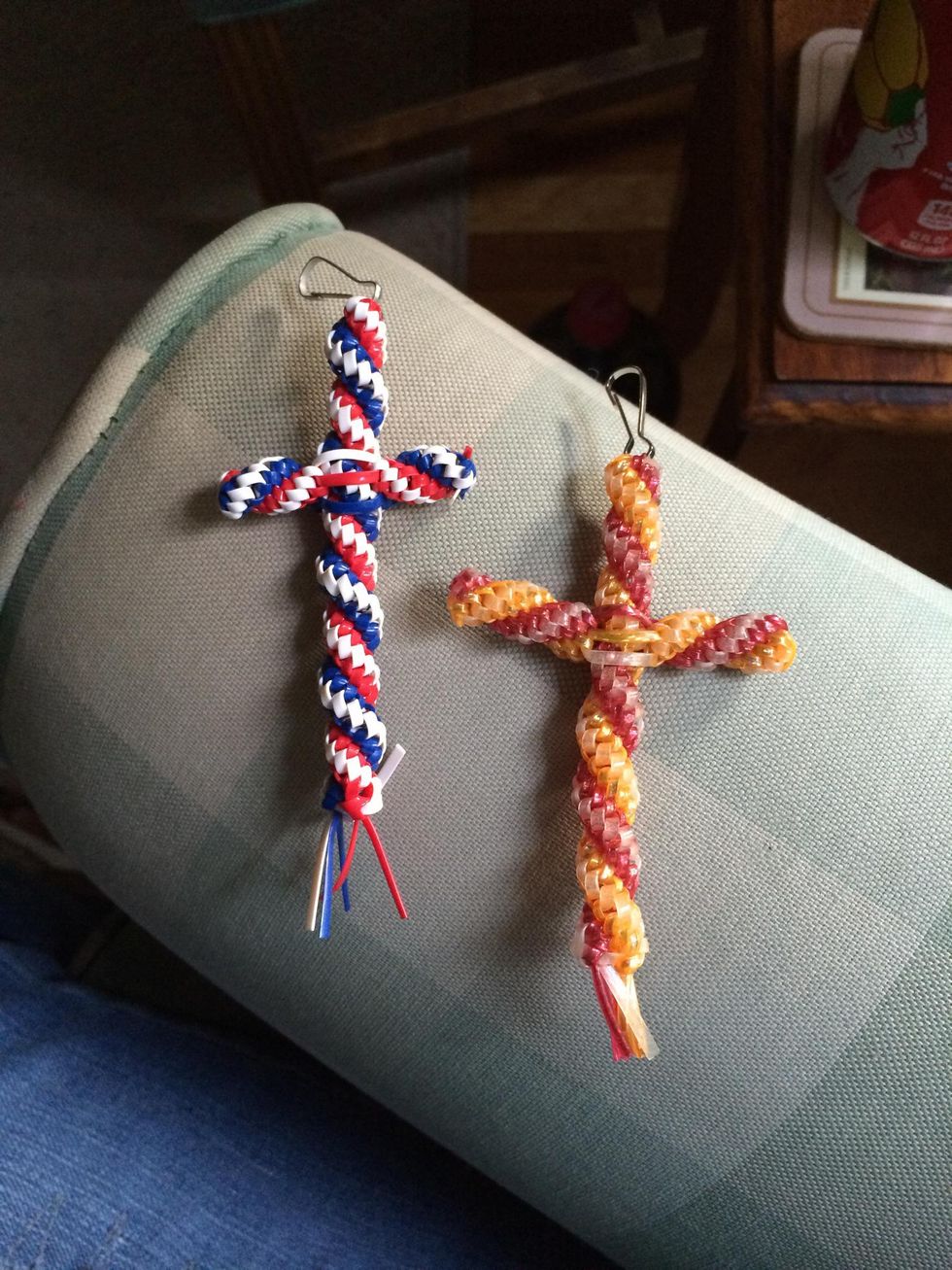 How to make a cross with the double spiral lanyard - B+C Guides