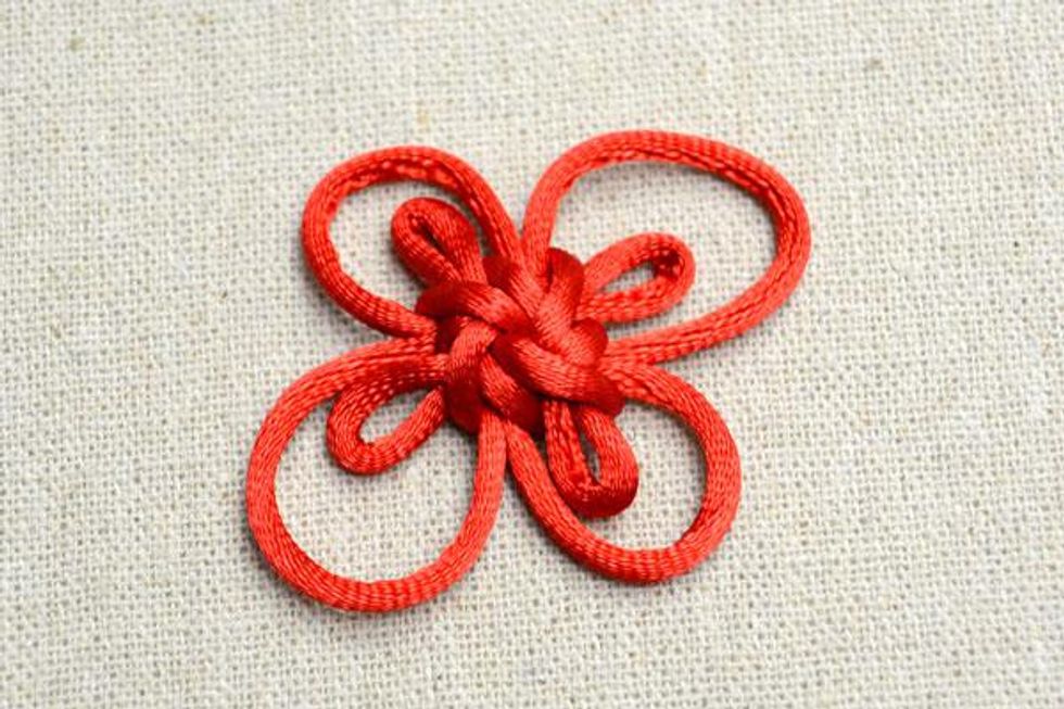 How to tie upgraded chinese decorative cloverleaf knot - B+C Guides