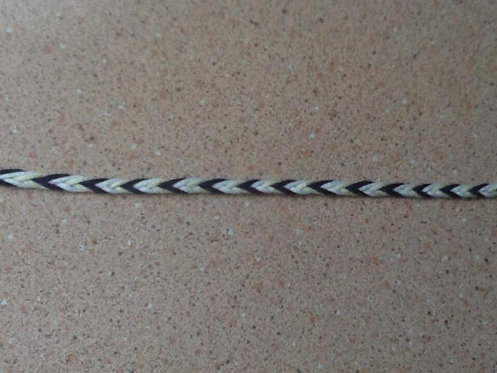 How to make a fishtail bracelet with string - B+C Guides