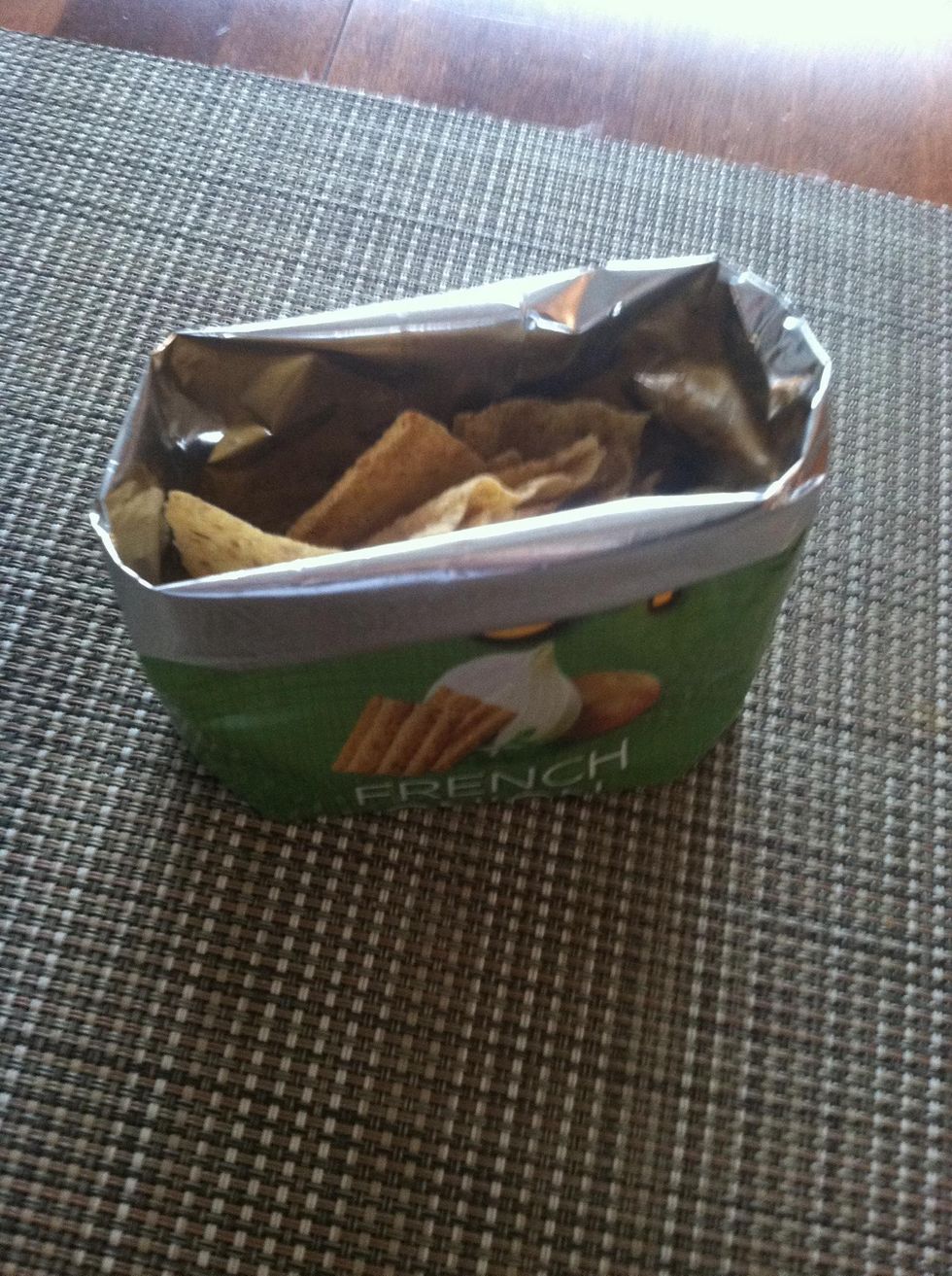 How to turn a chip bag into an instant party bowl - B+C Guides