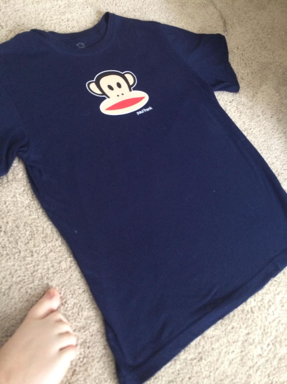 How to army fold a t-shirt - B+C Guides