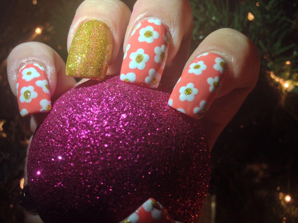How to create a simple flower mani - B+C Guides