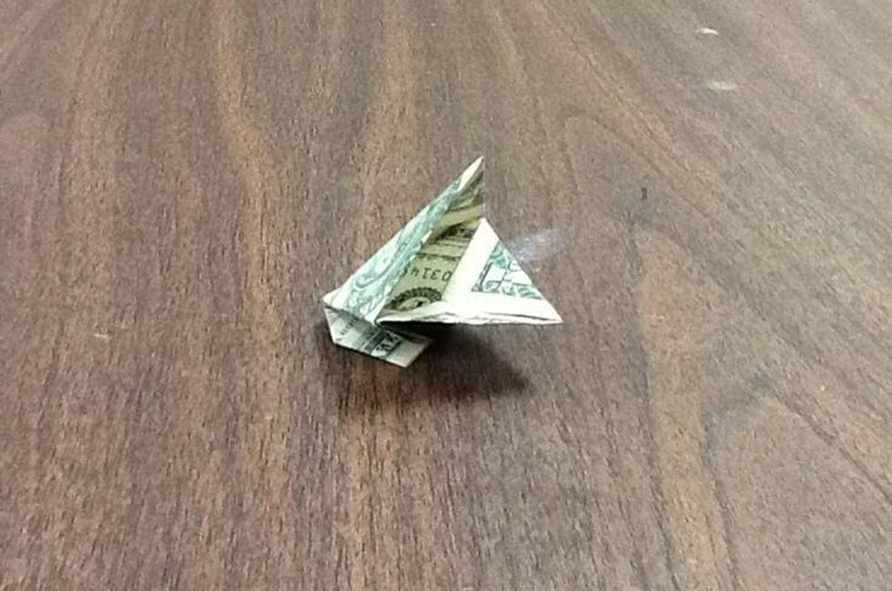 How to make a dollar bill frog. - B+C Guides