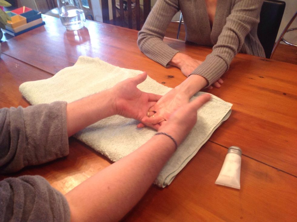 How to give a 4 minute hand massage - B+C Guides