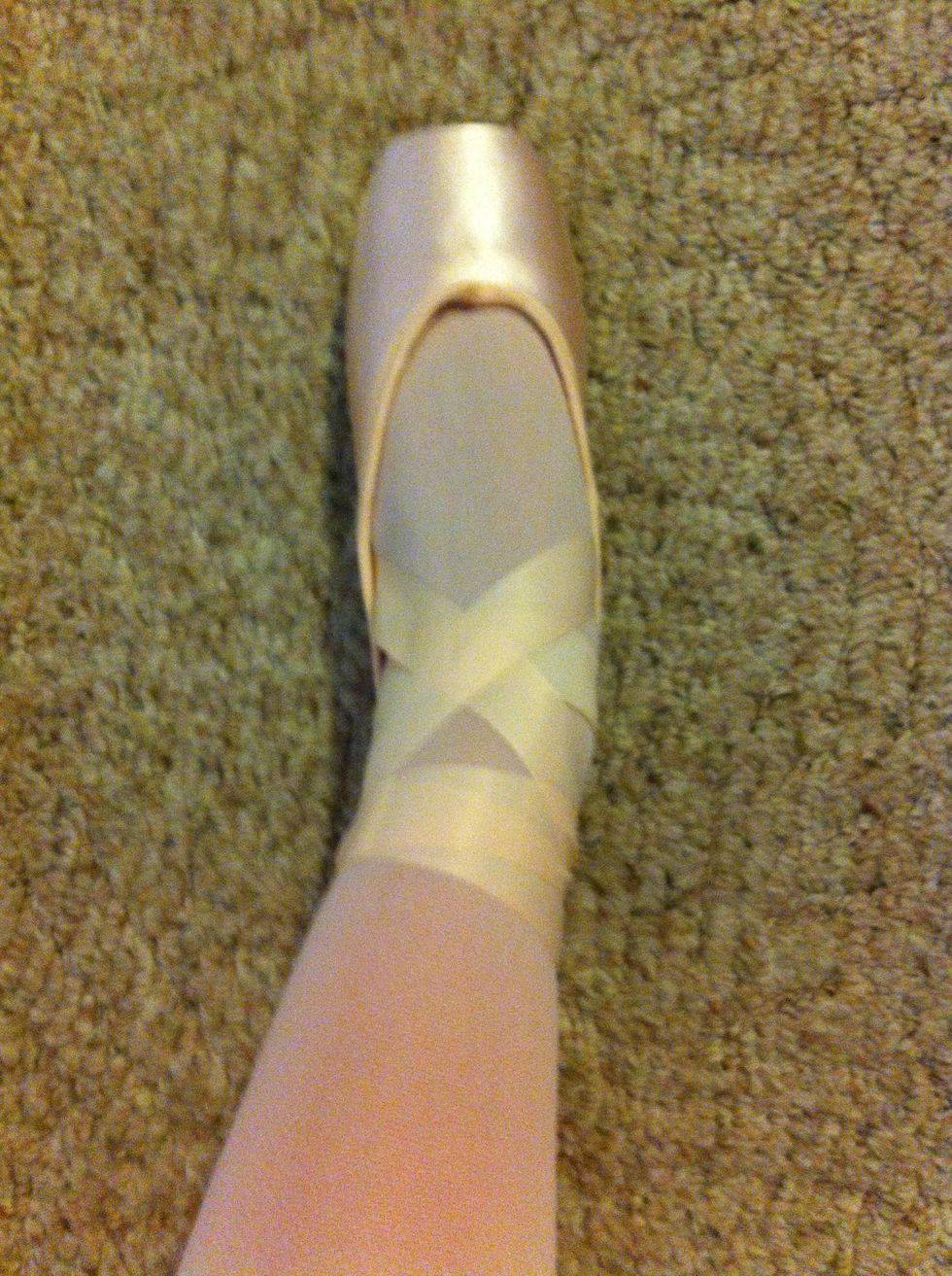 How to tie your pointe shoes professionally - B+C Guides