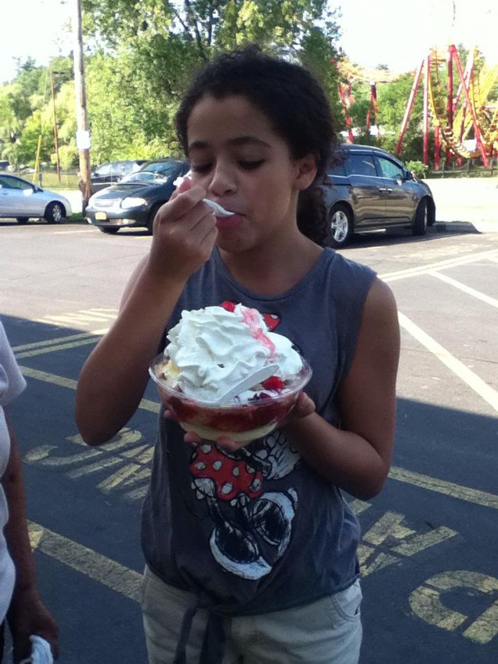 How to eat a giant banana split - B+C Guides