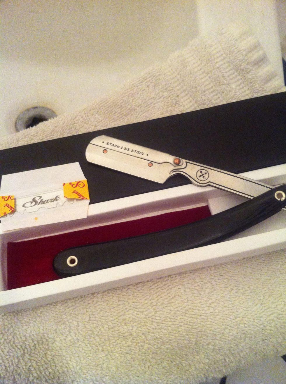 How to shave with a straight razor: like a barber - B+C Guides