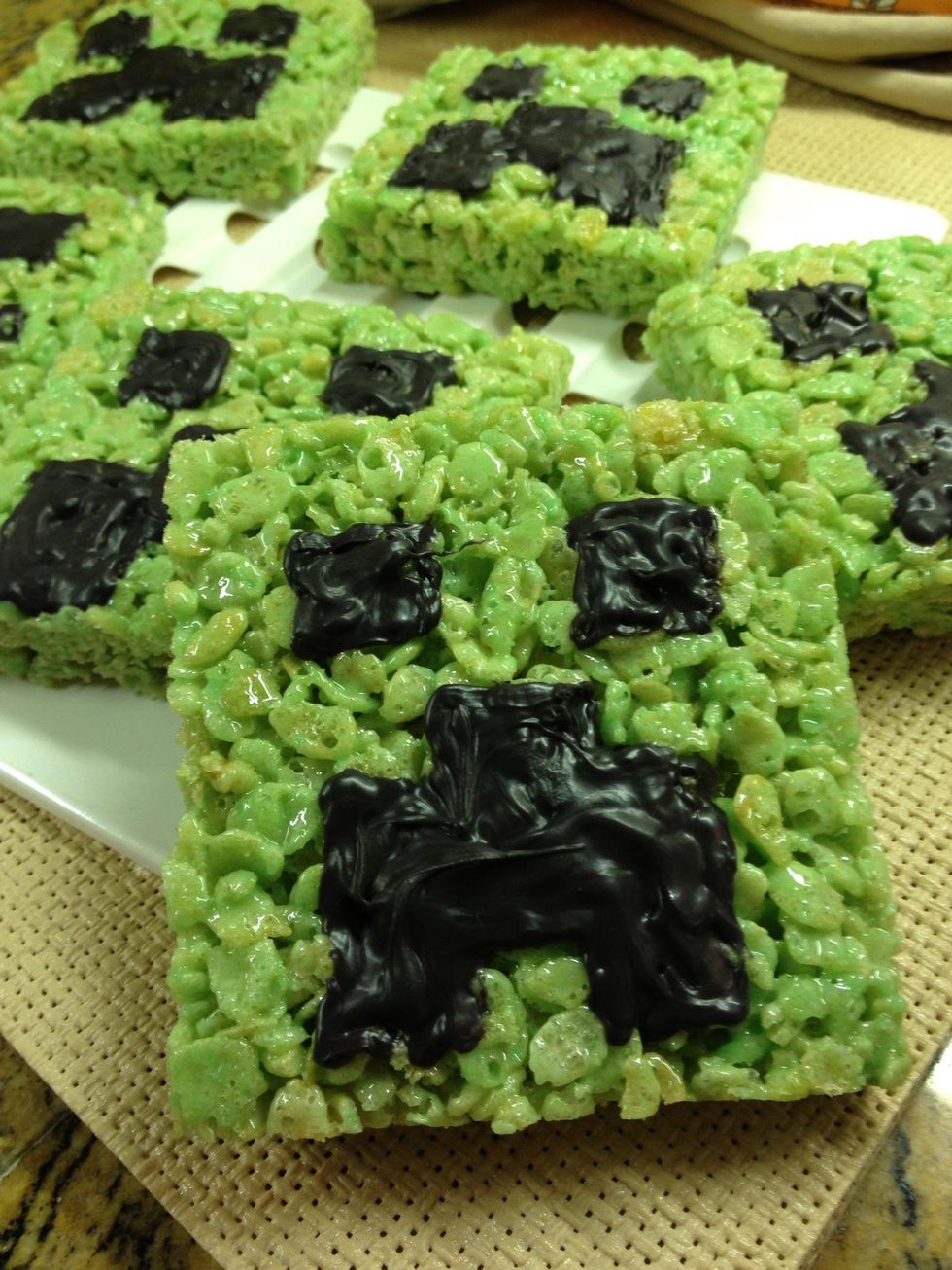 How to make creeper rice-crispie treats - B+C Guides