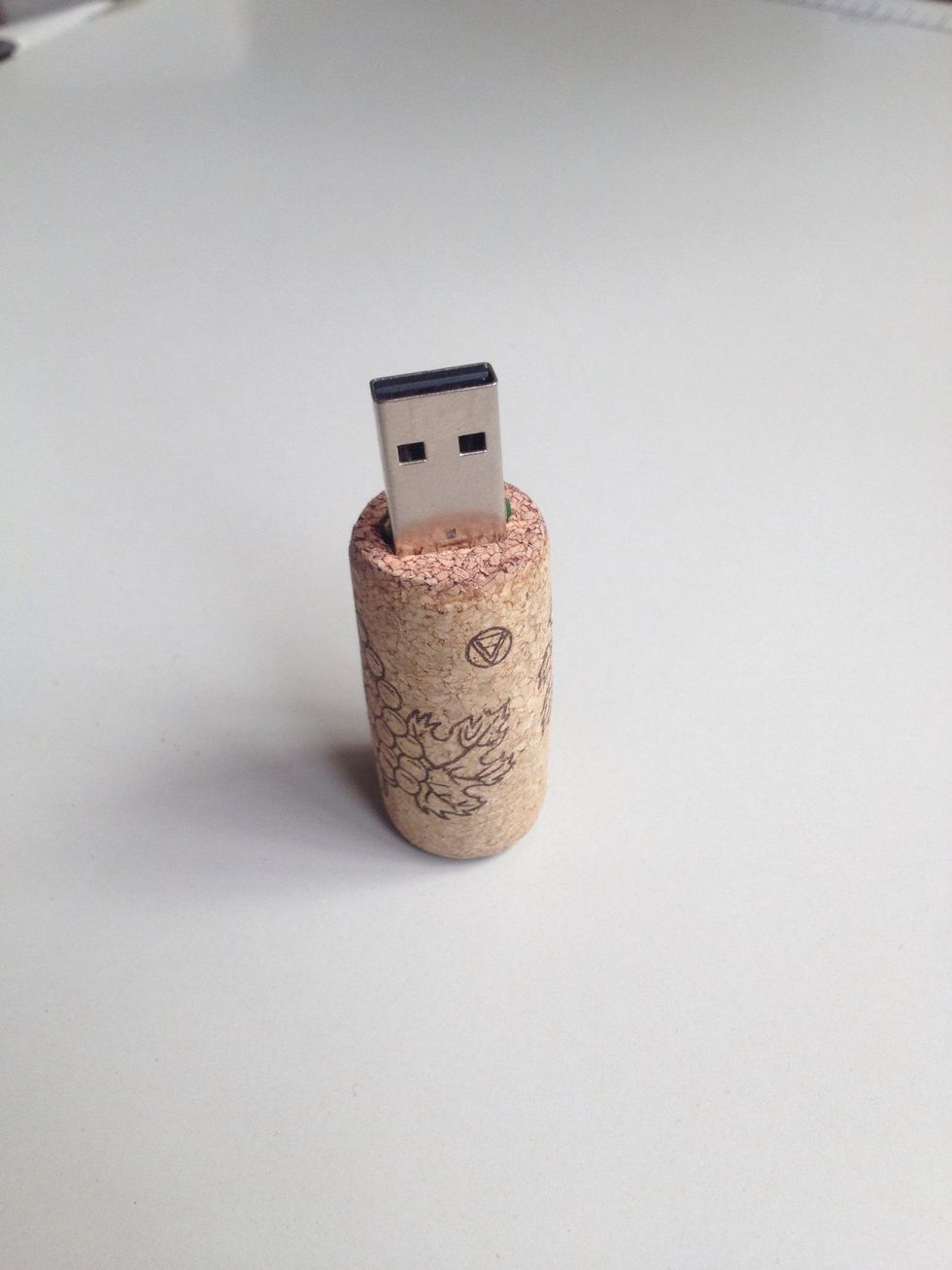 How to make a wine cork usb flash disk - B+C Guides