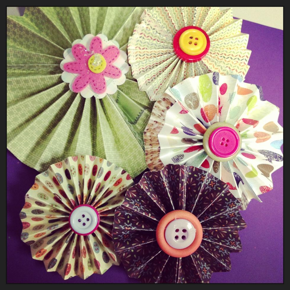 How to craft a paper rosette - B+C Guides