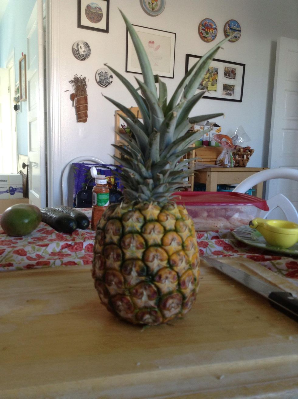 How to cut a fresh pineapple - B+C Guides