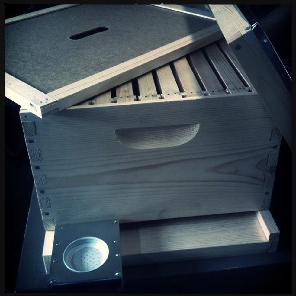 How to assemble a beehive kit - B+C Guides