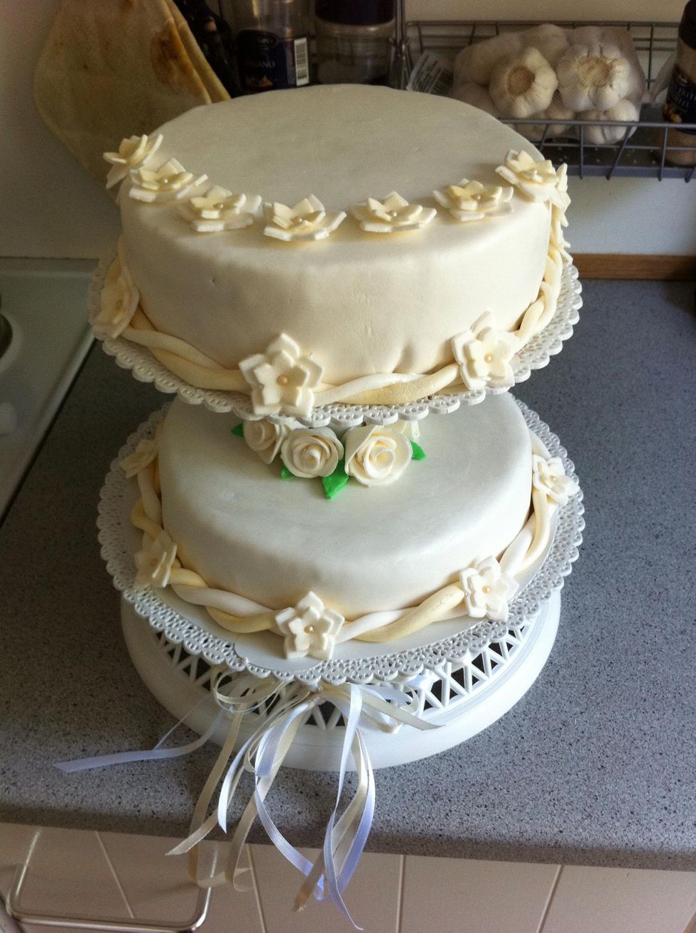 How to make a wedding cake with raspberry and toblerone - B+C Guides