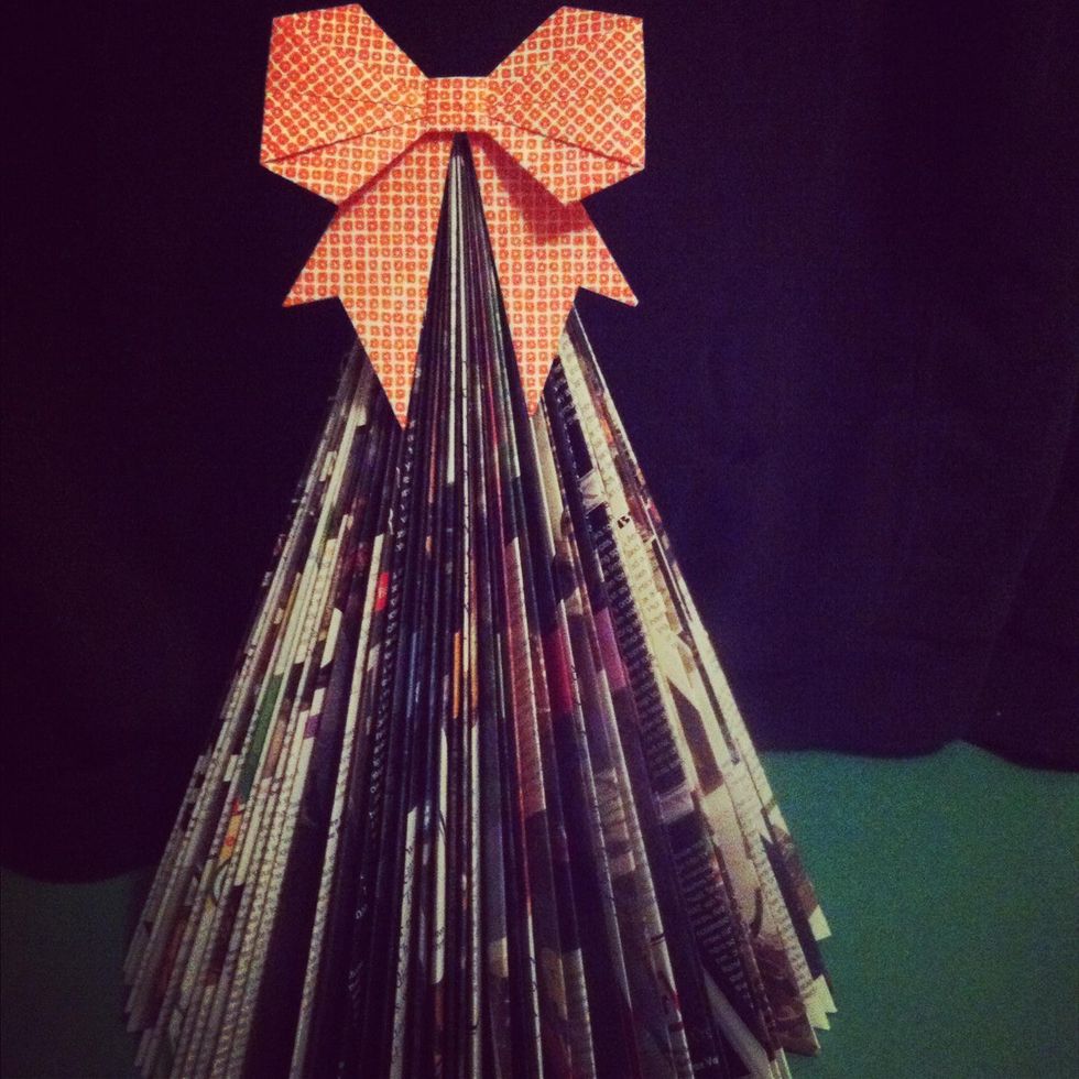 How to make a recycled magazine tree (christmas tree) - B+C Guides