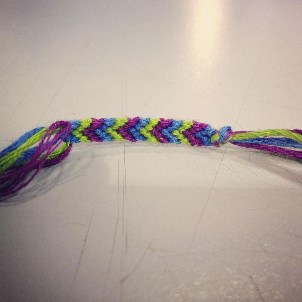 How to make a "v" friendship bracelet - B+C Guides