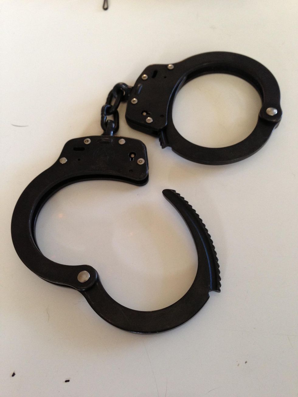 How to pick single-locked handcuffs with a bobby pin - B+C Guides