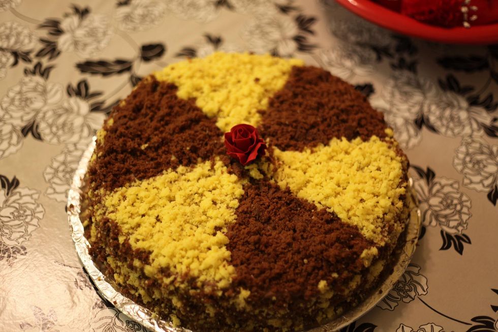 How to make radioactive inside out cake - B+C Guides
