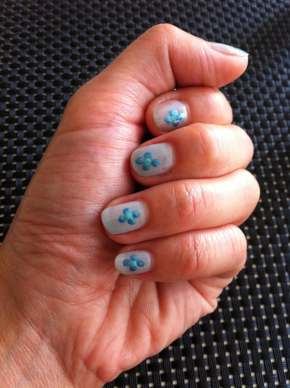 How to create simple 'blue flower' inspired nail art - B+C Guides