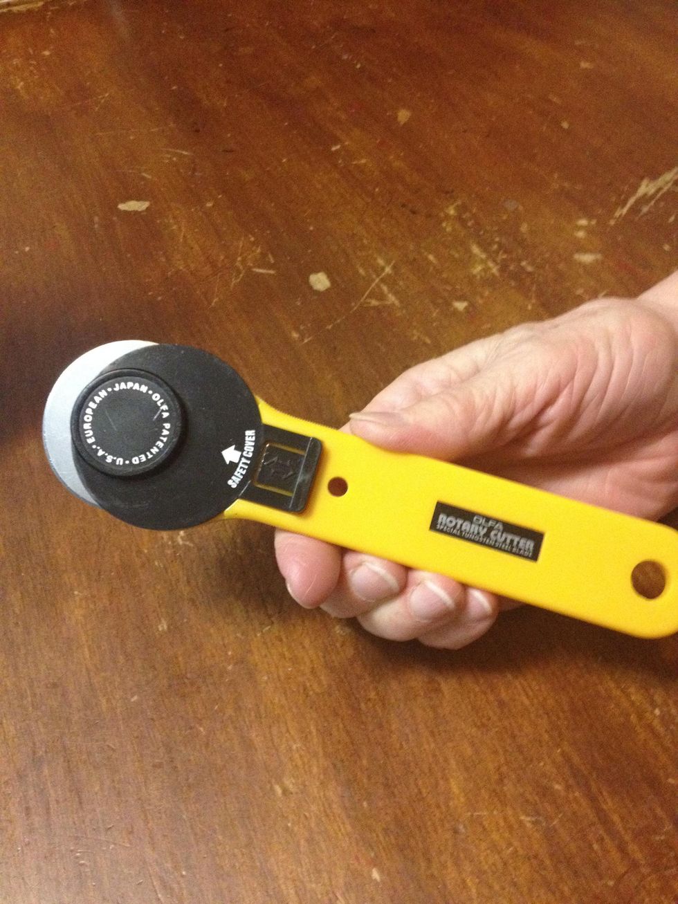 How to put together a fabric cutting wheel - B+C Guides