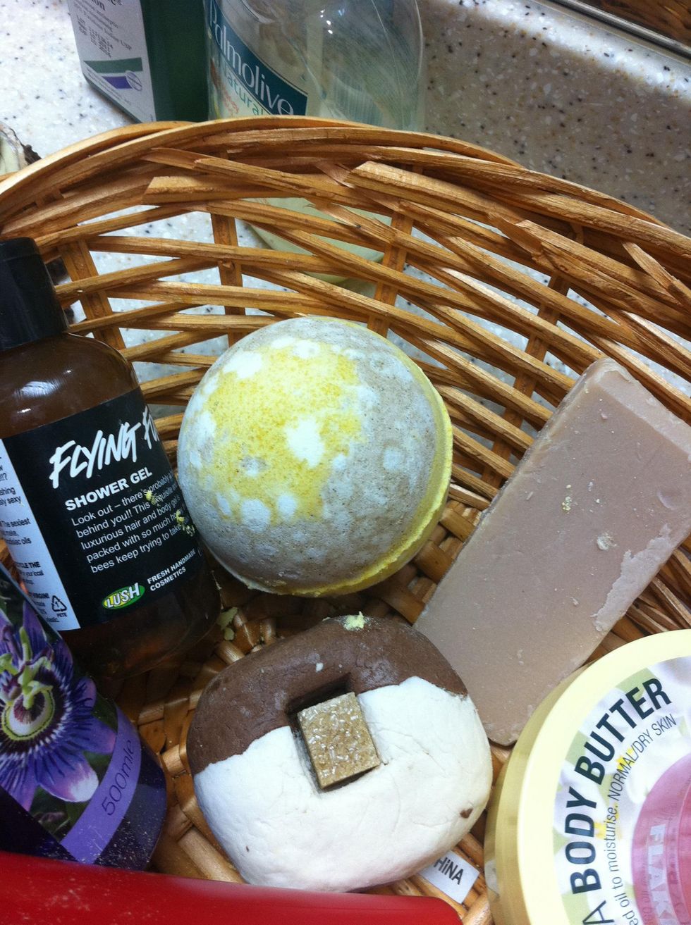 How to use "lush" bath bombs - B+C Guides