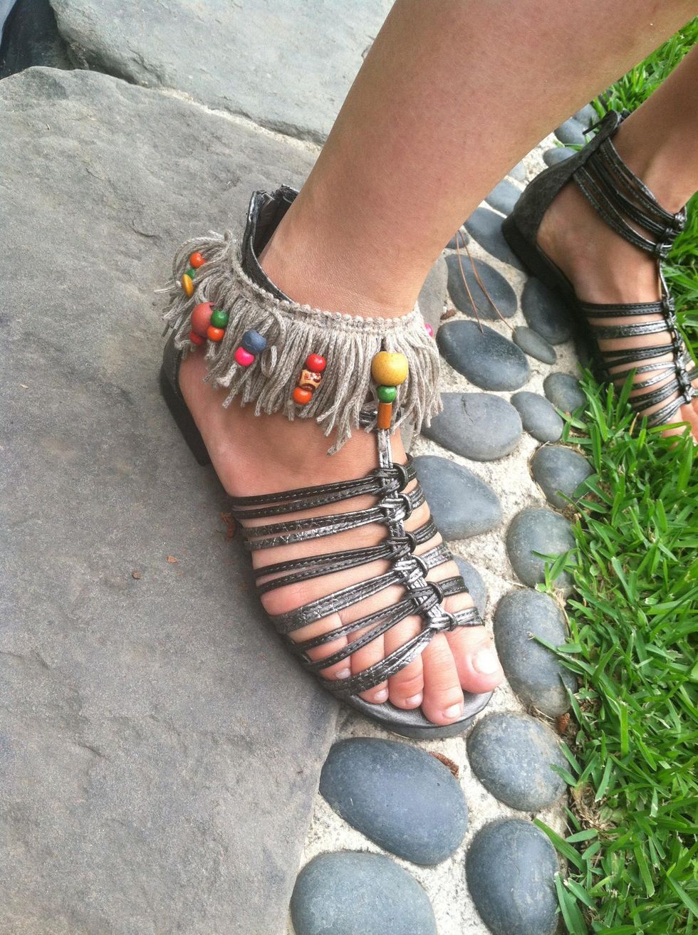 How to add fringe to sandals - B+C Guides