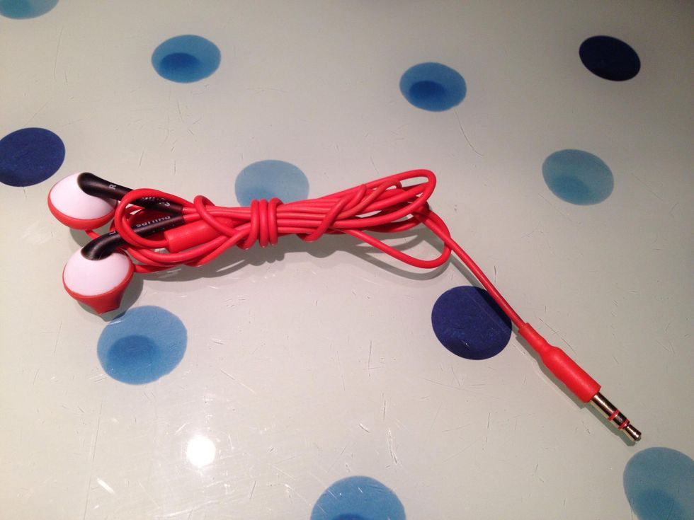 How to wrap earbuds the easy way without tangles - B+C Guides