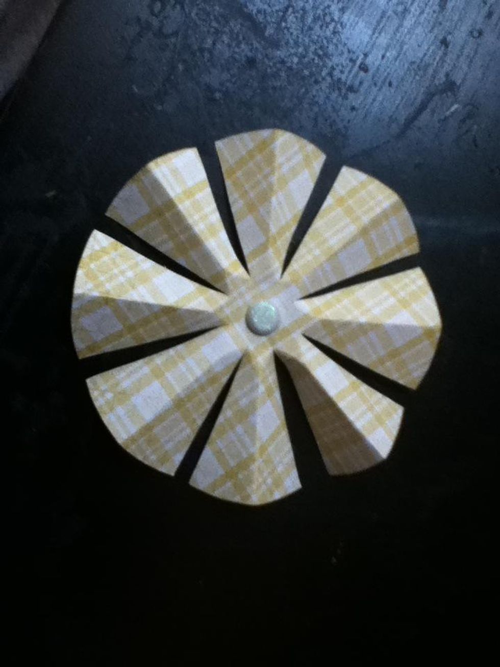 How to make a paper daisy - B+C Guides