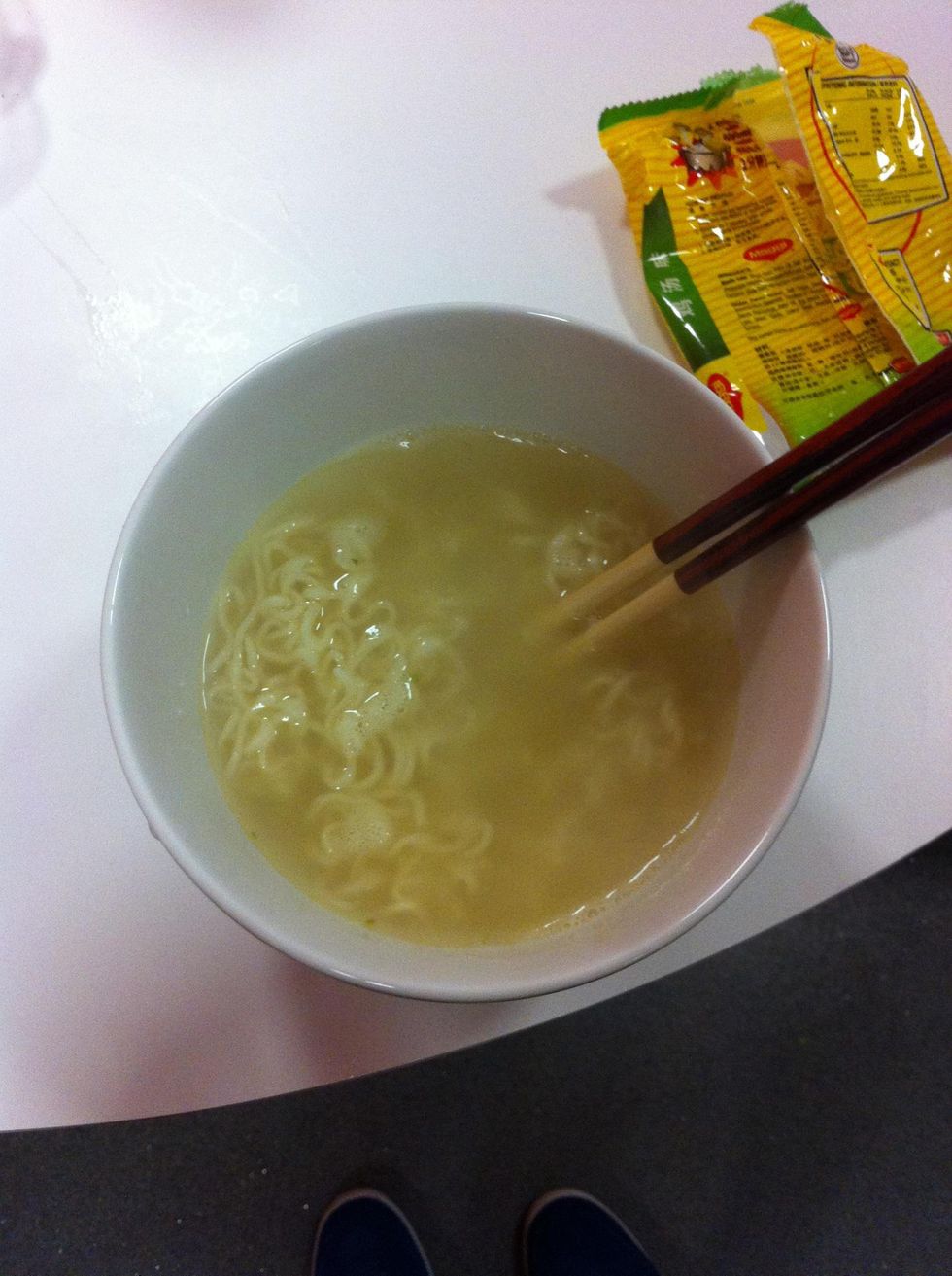 How to make instant noodles 🍜 - B+C Guides