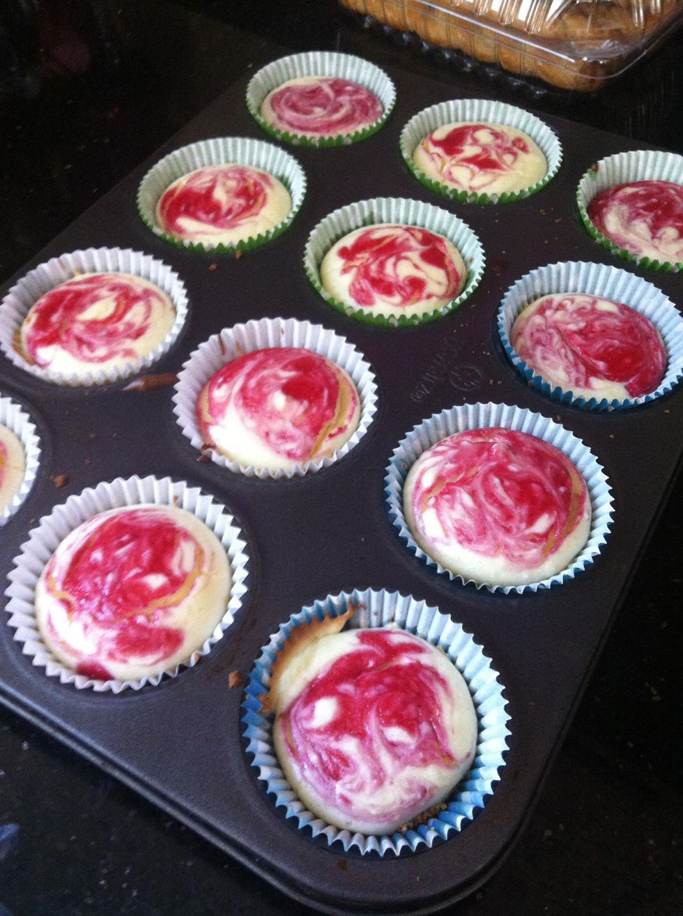 How to make raspberry swirl cheesecake cupcakes - B+C Guides