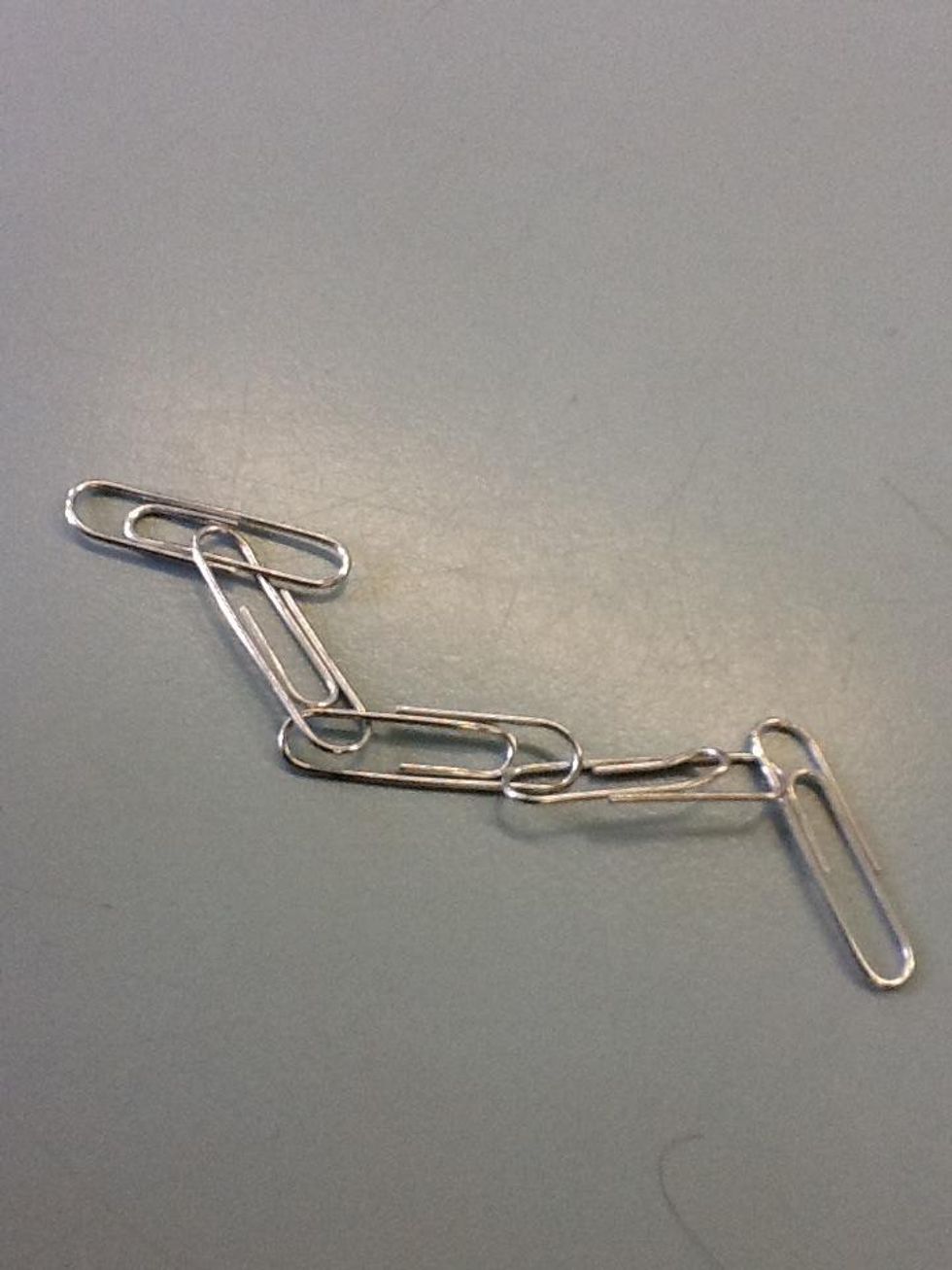 How to make a paperclip chain - B+C Guides