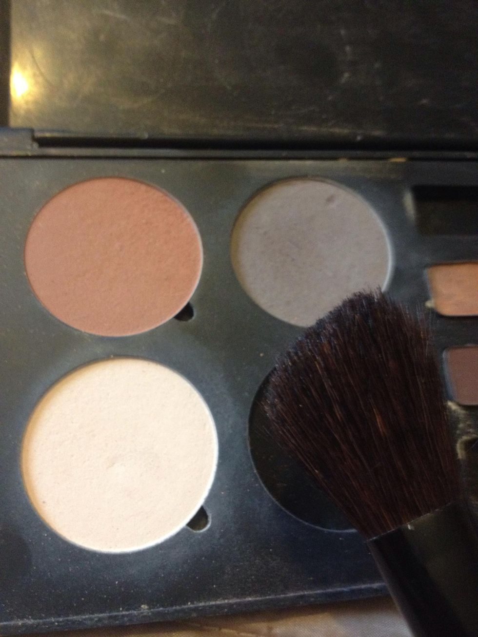 How to contour cheekbones - B+C Guides