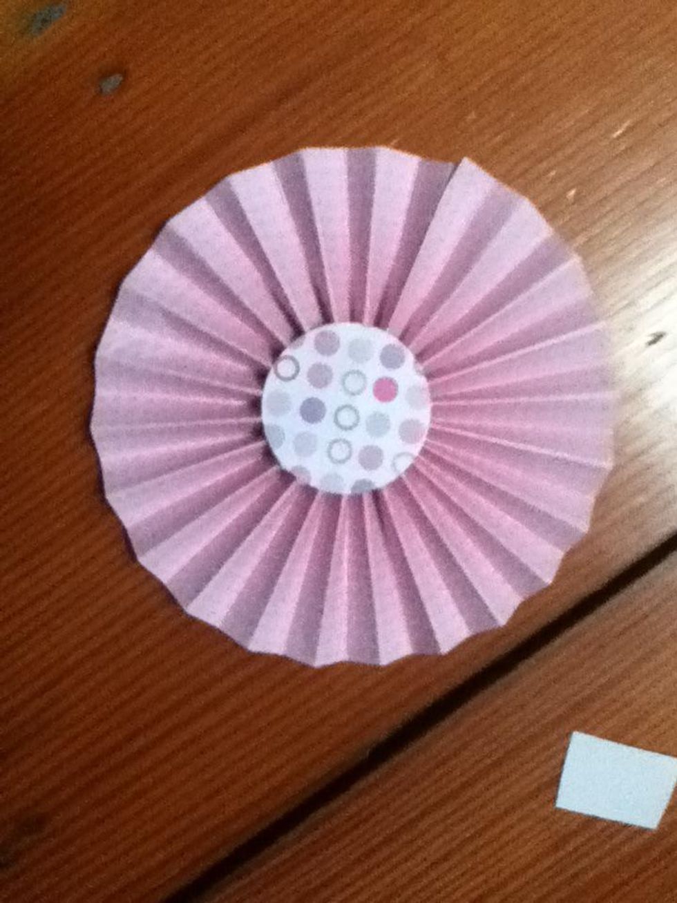 How to make paper rosettes - B+C Guides