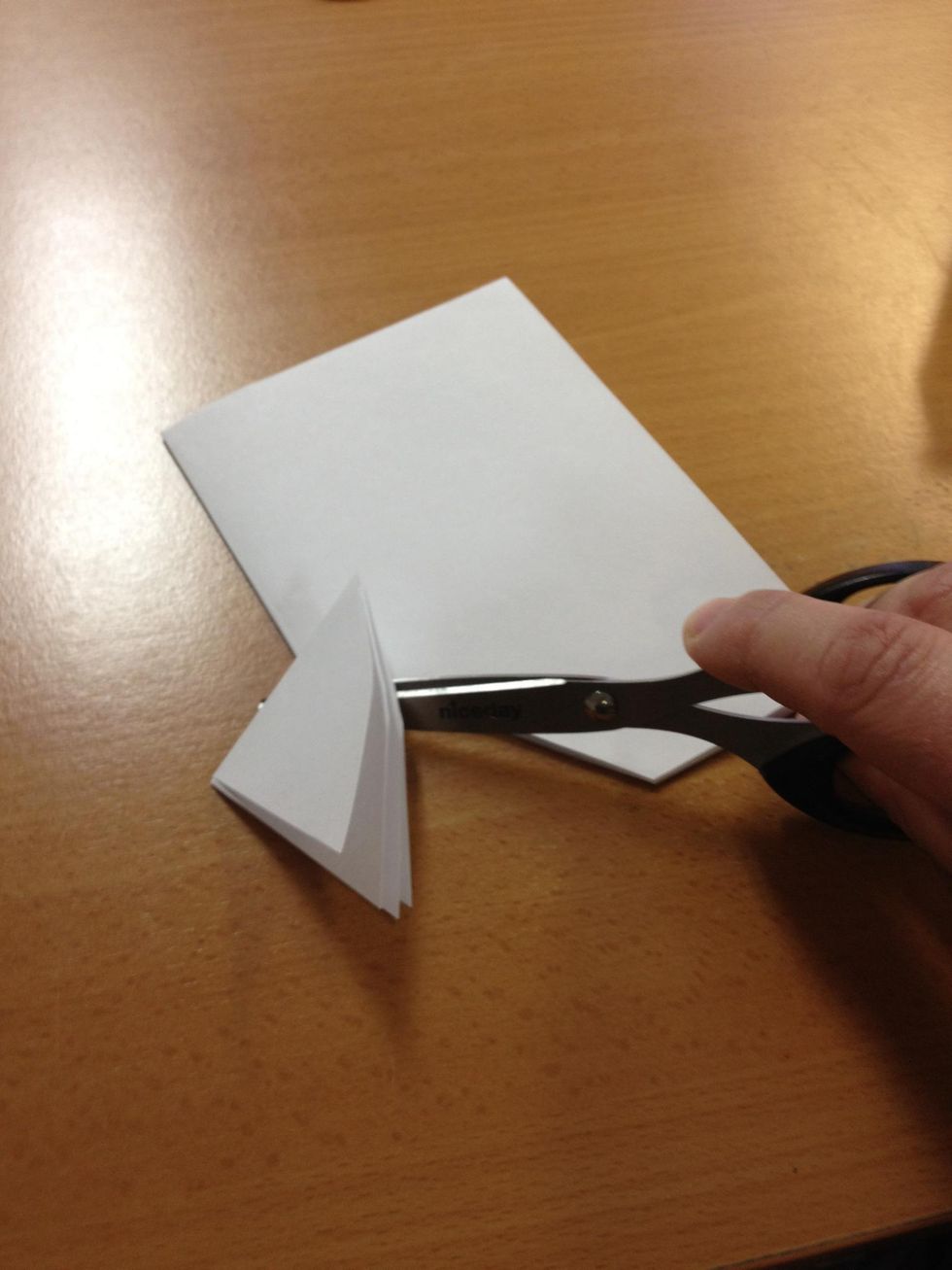 How to cut paper with scissors - B+C Guides