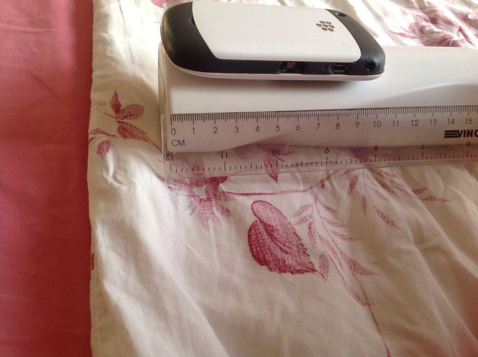 How to create a diy holder for charging your phone - B+C Guides