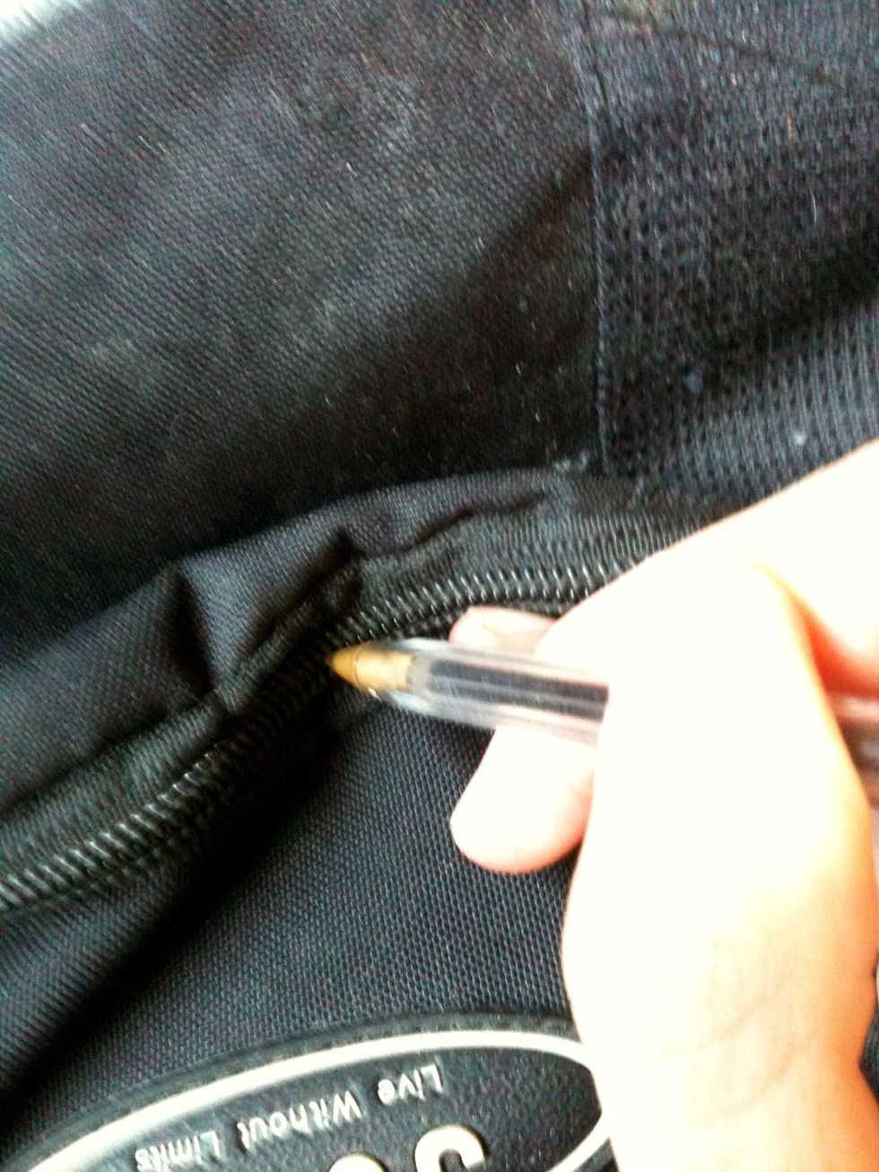 How to open a locked bag with a zip using a ballpoint pen - B+C Guides