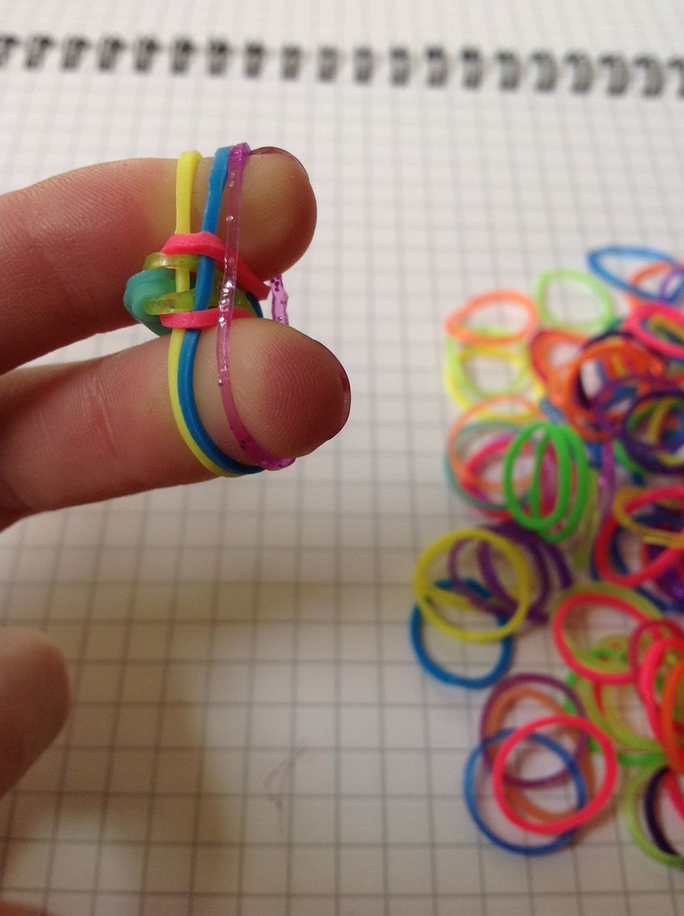 How to use your fingers to make a rainbow loom bracelet - B+C Guides How to use your fingers to make a rainbow loom bracelet - B+C Guides
