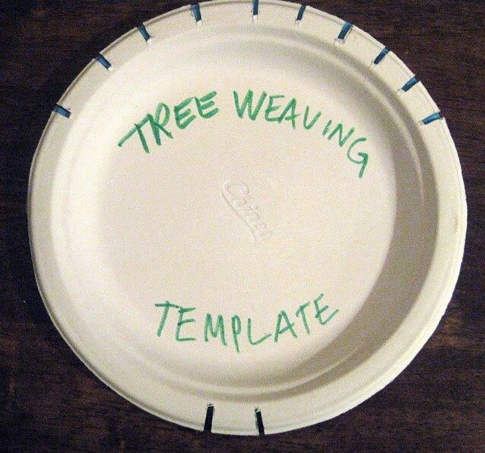 How to make a paper plate tree weaving - B+C Guides
