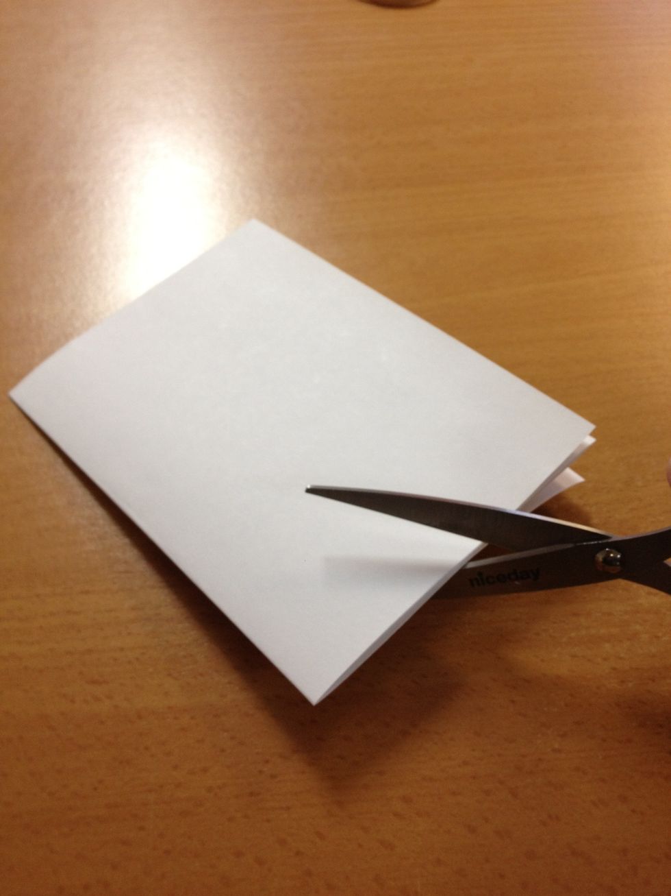 How to cut paper with scissors - B+C Guides