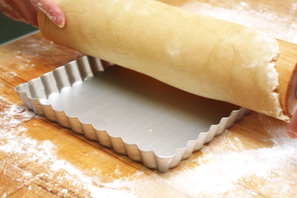 How to line a fluted tart mold with pastry dough - B+C Guides
