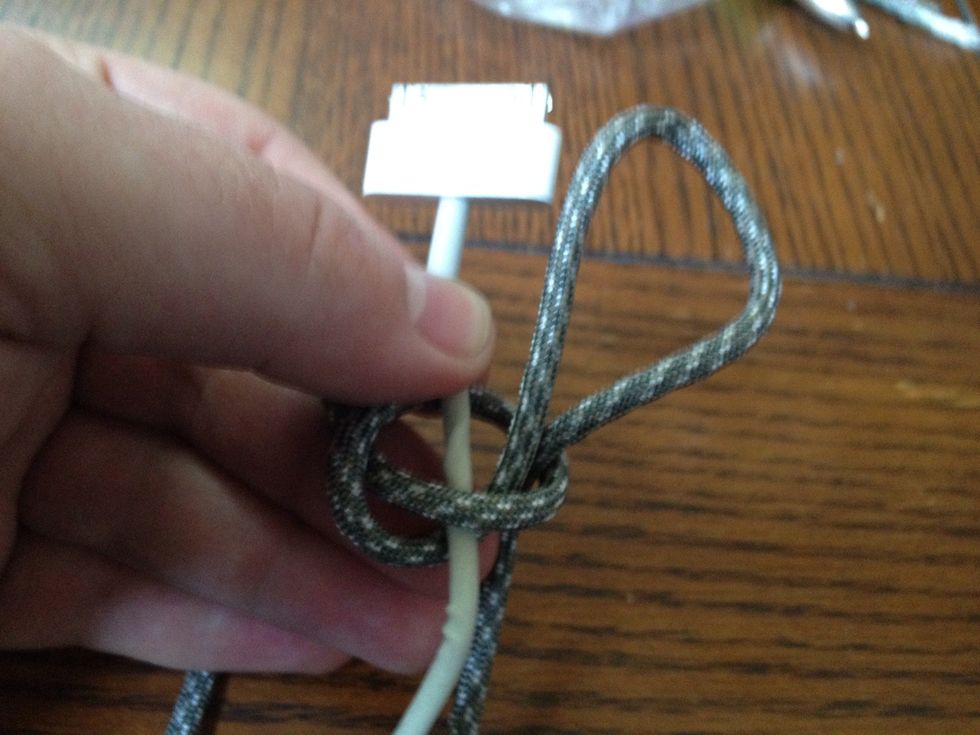 How to make a paracord iphone cable - B+C Guides