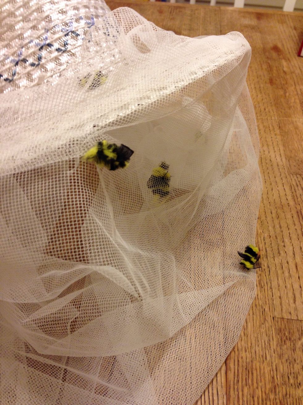 How to make an easy diy beekeeper costume for halloween - B+C Guides