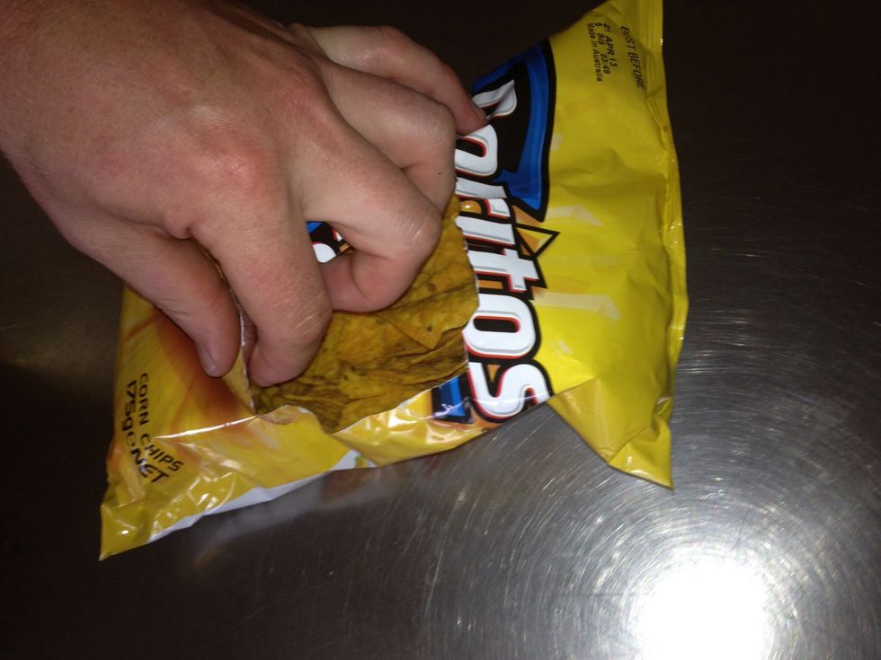 How to open a bag of chips to share - B+C Guides