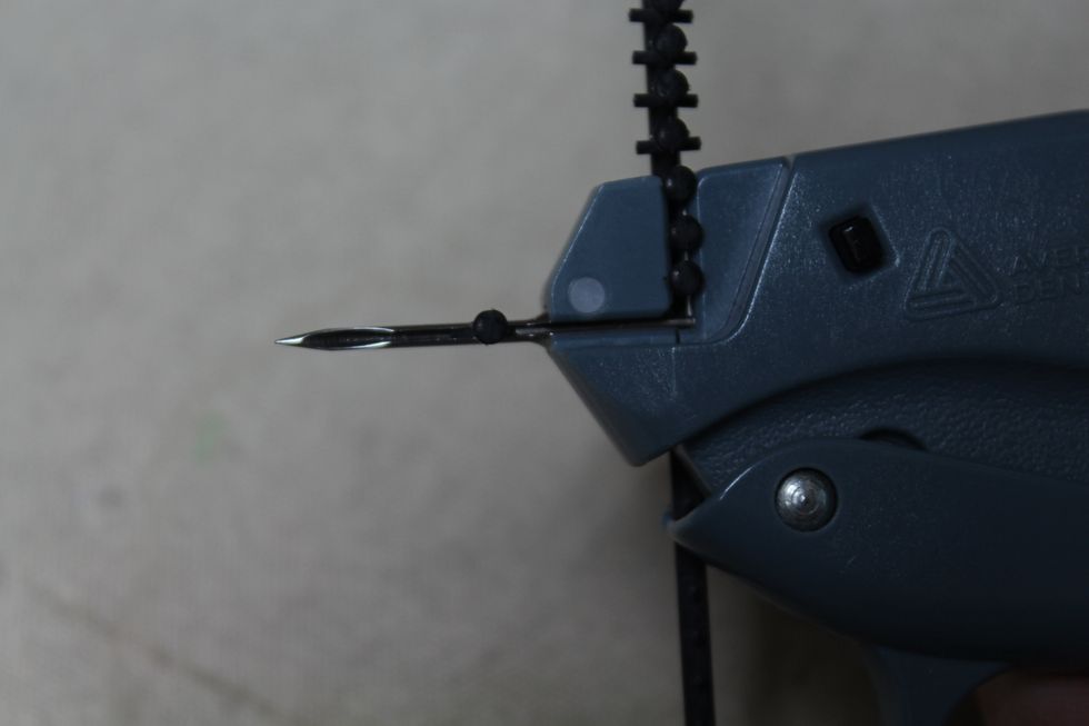 How to load your tack gun - B+C Guides