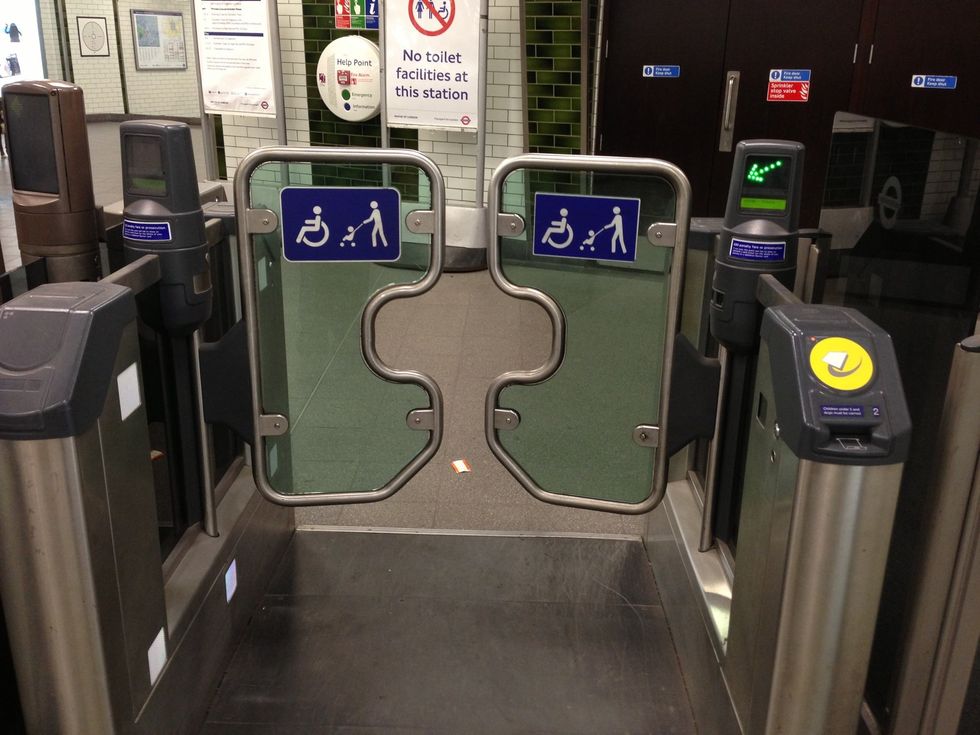 How to use a wide aisle gate on the london underground - B+C Guides